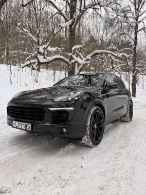 Melns Porsche Cayenne 2016 Viļņa, ar dzinēja tilpumu 4.13 L un nobraukumu 276 tūkst. km par 28000 €, foto  vietnē AUTOMOTO.COM.LV