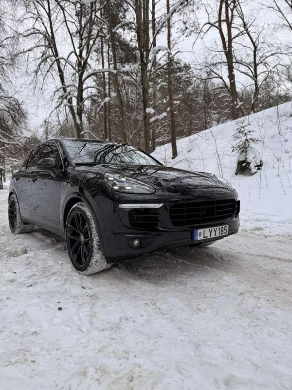 Melns Porsche Cayenne 2016 Viļņa, ar dzinēja tilpumu 4.13 L un nobraukumu 276 tūkst. km par 28000 €, foto 3 vietnē AUTOMOTO.COM.LV