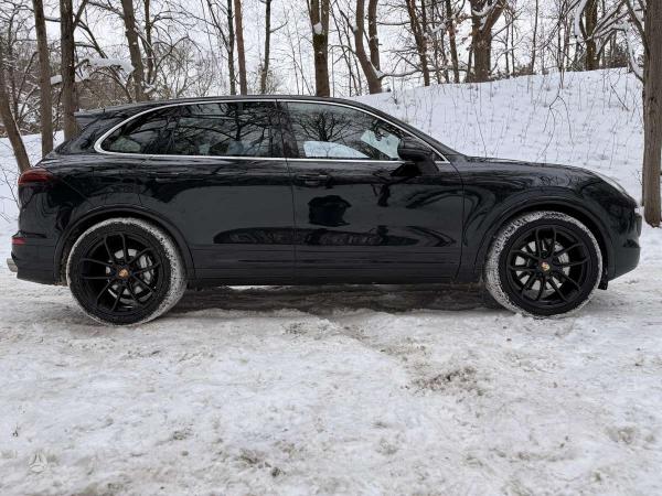 Melns Porsche Cayenne 2016 Viļņa, ar dzinēja tilpumu 4.13 L un nobraukumu 276 tūkst. km par 28000 €, foto 4 vietnē AUTOMOTO.COM.LV