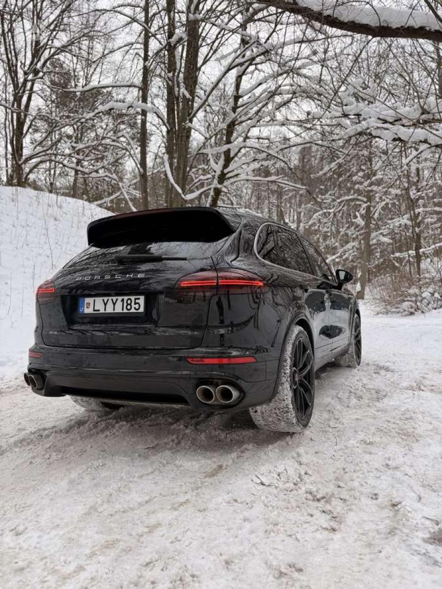 Black Porsche Cayenne 2016 in Vilnius, with an engine capacity of 4.13 L and mileage of 276 thousand km for 28000 €, photo 5 on AUTOMOTO.COM.LV