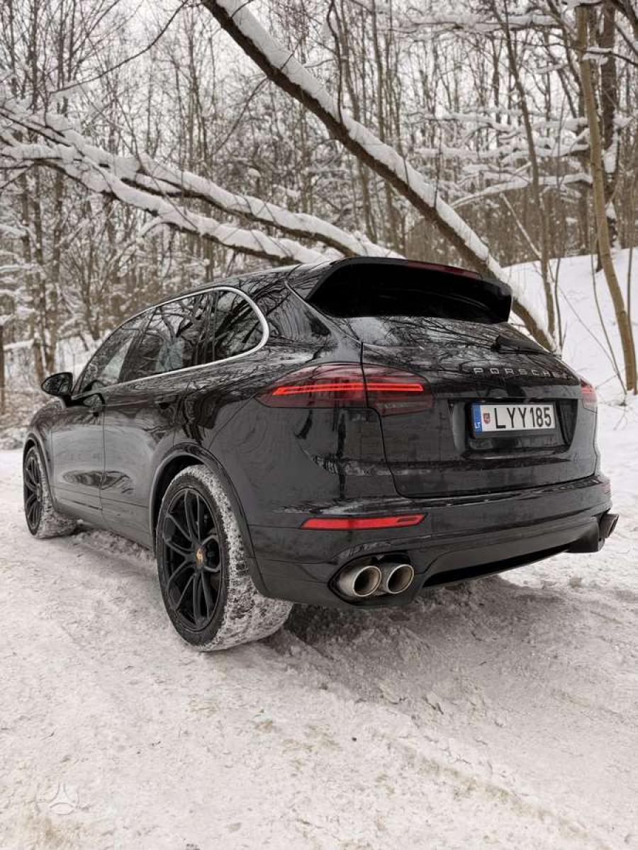 Black Porsche Cayenne 2016 in Vilnius, with an engine capacity of 4.13 L and mileage of 276 thousand km for 28000 €, photo 6 on AUTOMOTO.COM.LV