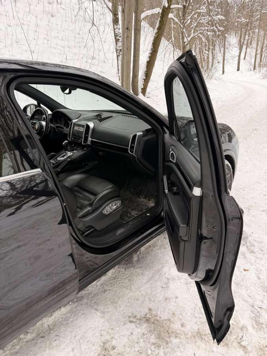 Black Porsche Cayenne 2016 in Vilnius, with an engine capacity of 4.13 L and mileage of 276 thousand km for 28000 €, photo 11 on AUTOMOTO.COM.LV