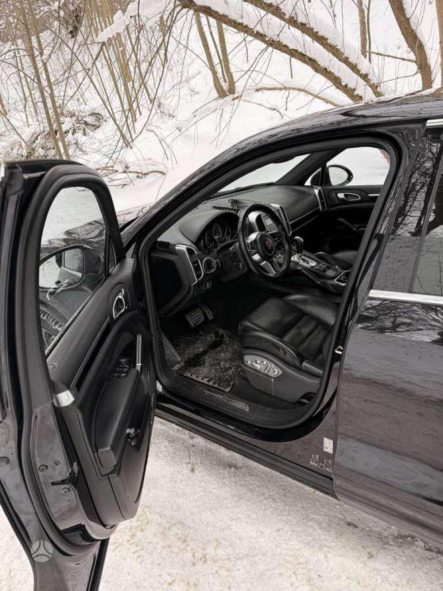 Black Porsche Cayenne 2016 in Vilnius, with an engine capacity of 4.13 L and mileage of 276 thousand km for 28000 €, photo 12 on AUTOMOTO.COM.LV