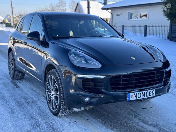 Black Porsche Cayenne 2016 in Mazeikiai, with an engine capacity of 3.00 L and mileage of 151 thousand km for 23500 €, photo 1 on AUTOMOTO.COM.LV