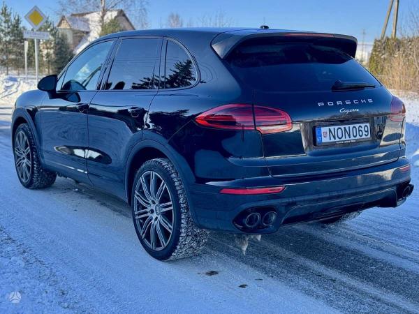 Melns Porsche Cayenne 2016 Mažeikiai, ar dzinēja tilpumu 3.00 L un nobraukumu 151 tūkst. km par 23500 €, foto 4 vietnē AUTOMOTO.COM.LV