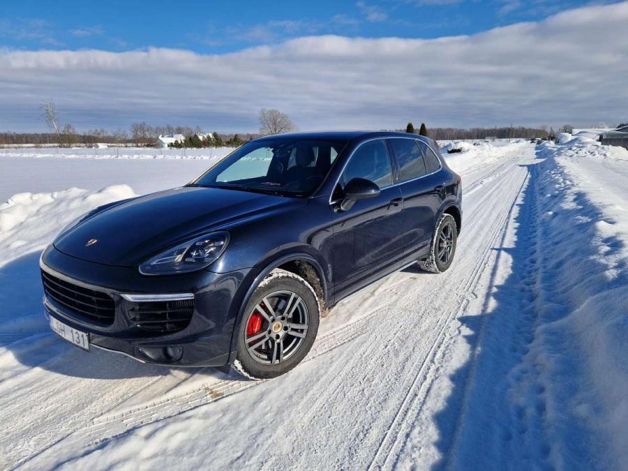 Melns Porsche Cayenne 2016 Panevēža, ar dzinēja tilpumu 2.97 L un nobraukumu 210 tūkst. km par 21000 €, foto 1 vietnē AUTOMOTO.COM.LV