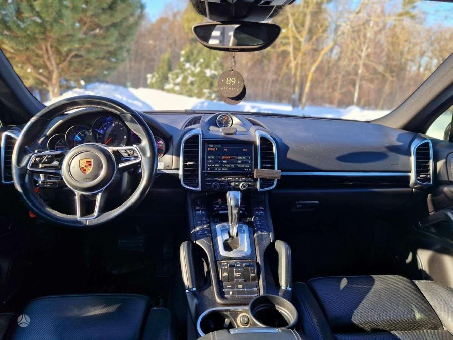 Melns Porsche Cayenne 2016 Panevēža, ar dzinēja tilpumu 2.97 L un nobraukumu 210 tūkst. km par 21000 €, foto 7 vietnē AUTOMOTO.COM.LV