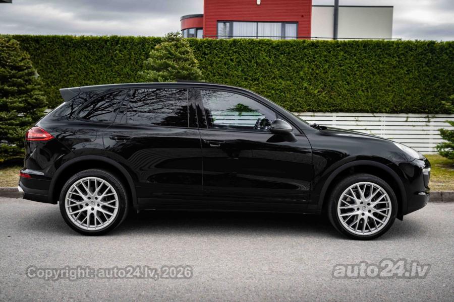 Black Porsche Cayenne 2016 in Tallinn, with an engine capacity of 3.60 L and mileage of 131 thousand km for 19900 €, photo 8 on AUTOMOTO.COM.LV