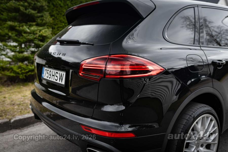 Black Porsche Cayenne 2016 in Tallinn, with an engine capacity of 3.60 L and mileage of 131 thousand km for 19900 €, photo 12 on AUTOMOTO.COM.LV