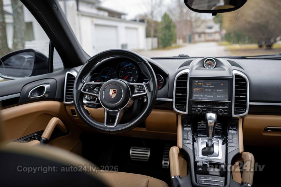 Black Porsche Cayenne 2016 in Tallinn, with an engine capacity of 3.60 L and mileage of 131 thousand km for 19900 €, photo 23 on AUTOMOTO.COM.LV