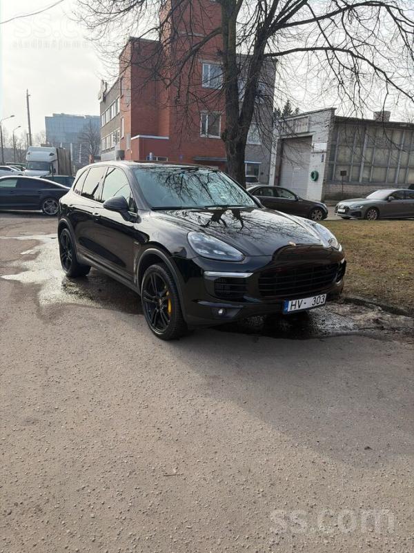 Black Porsche Cayenne 2016 in Riga, with an engine capacity of 3.00 L and mileage of 210 thousand km for 24300 €, photo 1 on AUTOMOTO.COM.LV