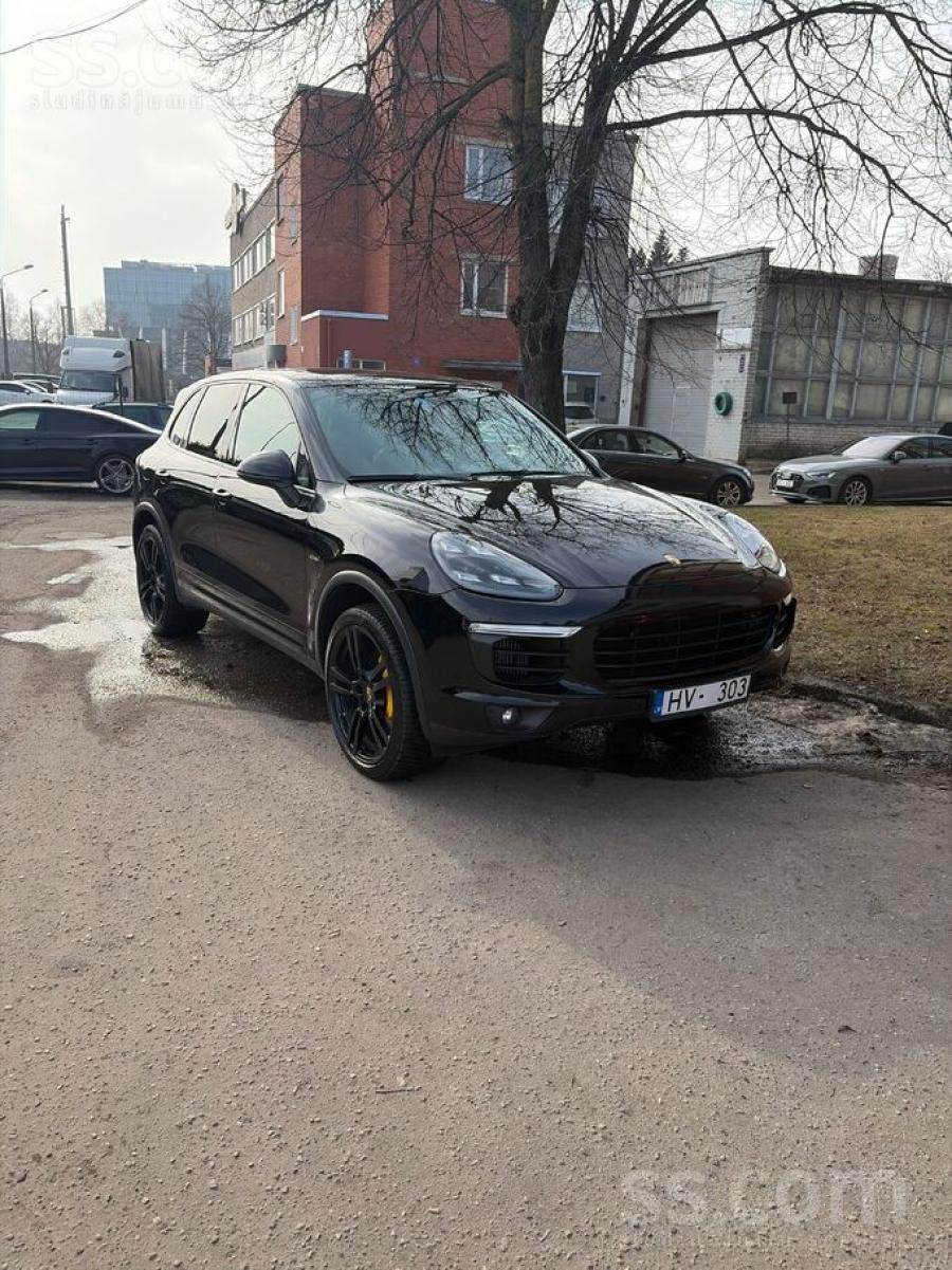 Black Porsche Cayenne 2016 in Riga, with an engine capacity of 3.00 L and mileage of 210 thousand km for 24300 €, photo 1 on AUTOMOTO.COM.LV
