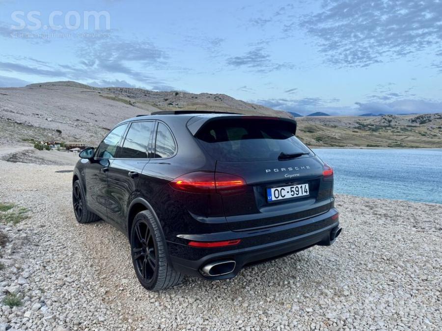 Black Porsche Cayenne 2016 in Riga, with an engine capacity of 3.00 L and mileage of 210 thousand km for 24300 €, photo 3 on AUTOMOTO.COM.LV