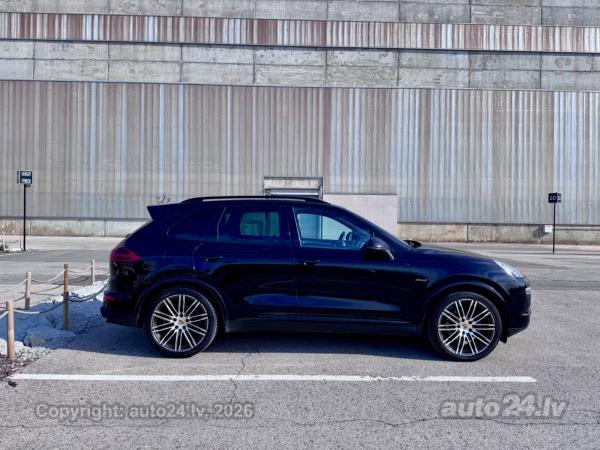 Melns Porsche Cayenne 2016 Tallina, ar dzinēja tilpumu 3.00 L un nobraukumu 217 tūkst. km par 24999 €, foto 2 vietnē AUTOMOTO.COM.LV