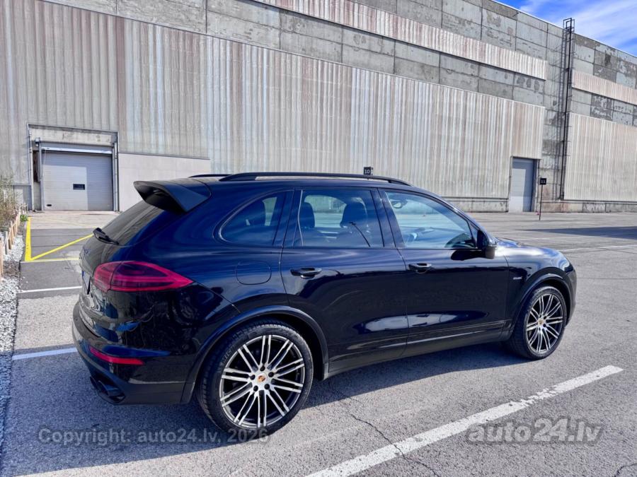 Black Porsche Cayenne 2016 in Tallinn, with an engine capacity of 3.00 L and mileage of 217 thousand km for 24999 €, photo 4 on AUTOMOTO.COM.LV