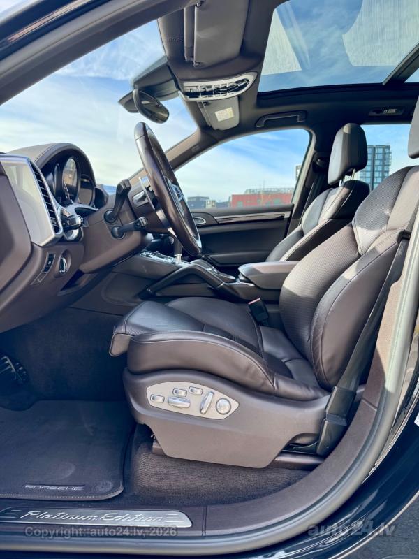 Melns Porsche Cayenne 2016 Tallina, ar dzinēja tilpumu 3.00 L un nobraukumu 217 tūkst. km par 24999 €, foto 6 vietnē AUTOMOTO.COM.LV