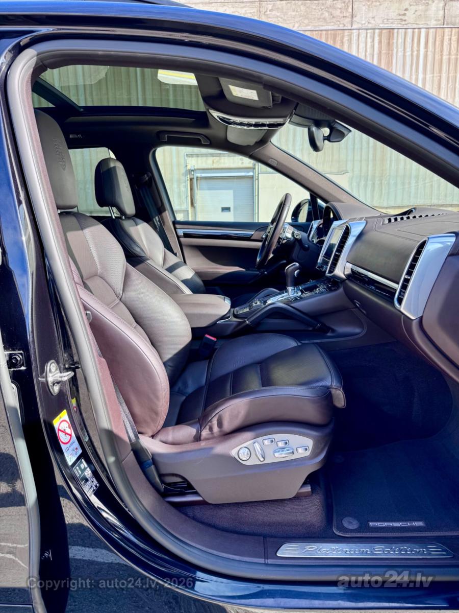 Black Porsche Cayenne 2016 in Tallinn, with an engine capacity of 3.00 L and mileage of 217 thousand km for 24999 €, photo 8 on AUTOMOTO.COM.LV