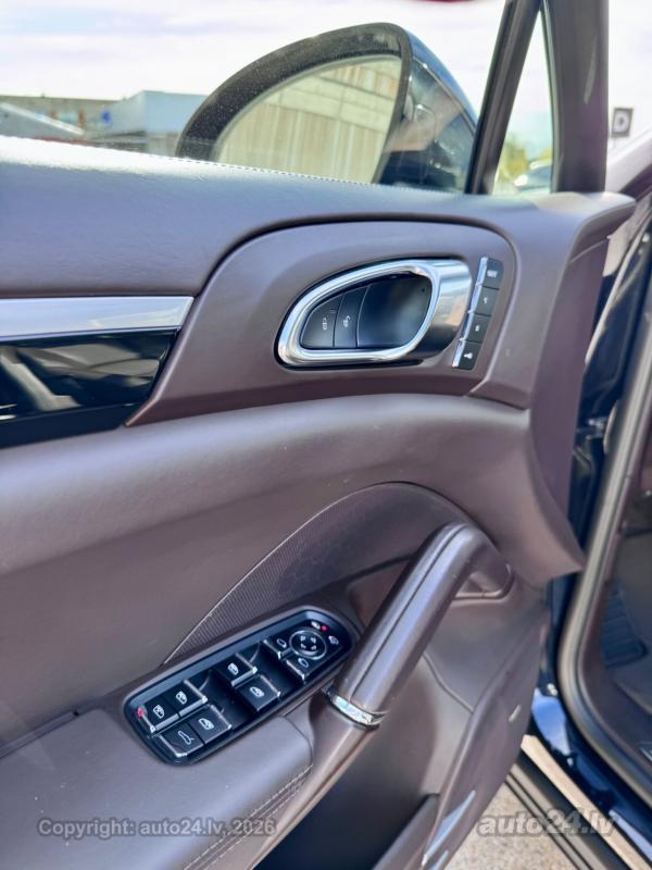 Melns Porsche Cayenne 2016 Tallina, ar dzinēja tilpumu 3.00 L un nobraukumu 217 tūkst. km par 24999 €, foto 9 vietnē AUTOMOTO.COM.LV