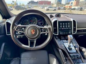Black Porsche Cayenne 2016 in Tallinn, with an engine capacity of 3.00 L and mileage of 217 thousand km for 24999 €, photo 12 on AUTOMOTO.COM.LV