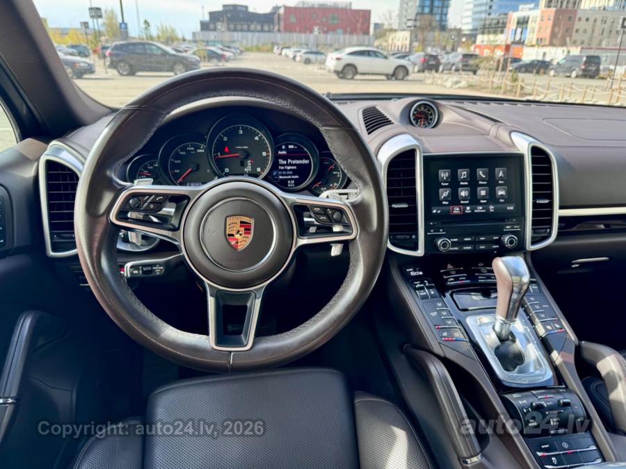 Black Porsche Cayenne 2016 in Tallinn, with an engine capacity of 3.00 L and mileage of 217 thousand km for 24999 €, photo 12 on AUTOMOTO.COM.LV