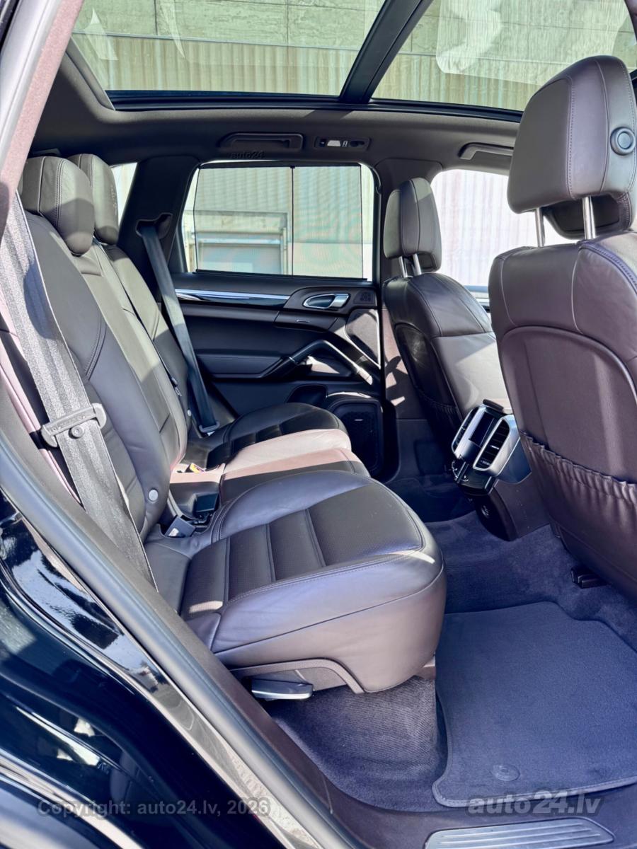 Black Porsche Cayenne 2016 in Tallinn, with an engine capacity of 3.00 L and mileage of 217 thousand km for 24999 €, photo 16 on AUTOMOTO.COM.LV