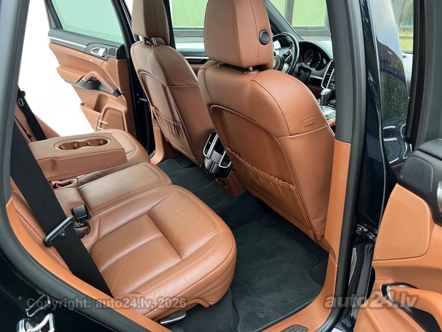 Black Porsche Cayenne 2016 in Tallinn, with an engine capacity of 3.00 L and mileage of 178 thousand km for 27990 €, photo 11 on AUTOMOTO.COM.LV
