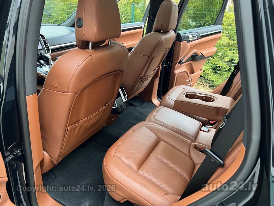 Black Porsche Cayenne 2016 in Tallinn, with an engine capacity of 3.00 L and mileage of 178 thousand km for 27990 €, photo 12 on AUTOMOTO.COM.LV
