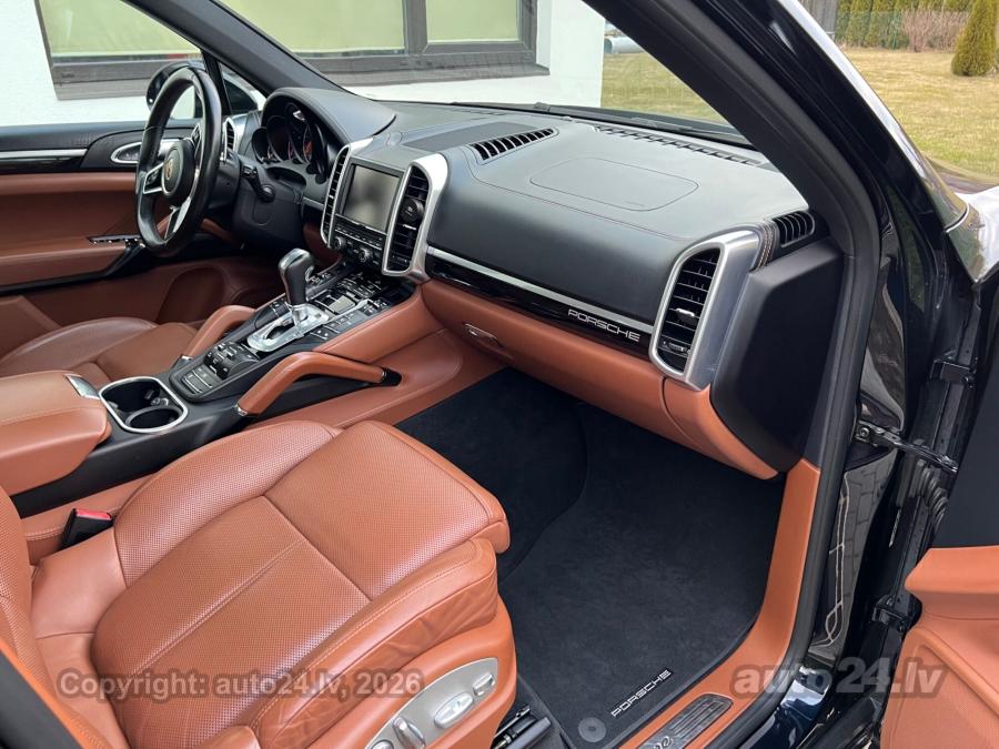 Black Porsche Cayenne 2016 in Tallinn, with an engine capacity of 3.00 L and mileage of 178 thousand km for 27990 €, photo 13 on AUTOMOTO.COM.LV