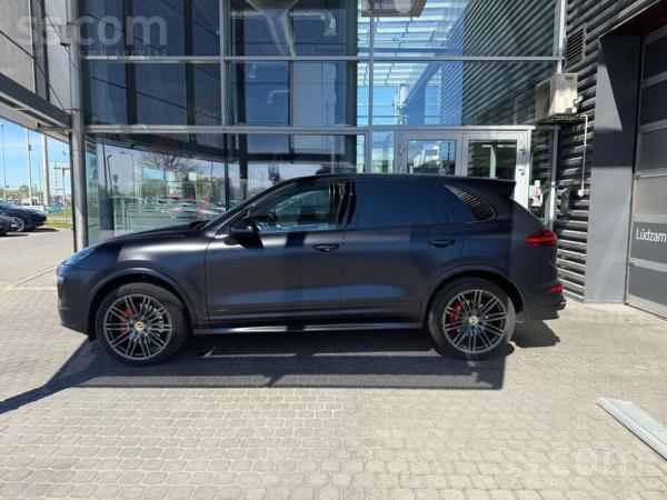 Black Porsche Cayenne 2016 in Riga, with an engine capacity of 4.20 L and mileage of 182 thousand km for 34900 €, photo 3 on AUTOMOTO.COM.LV