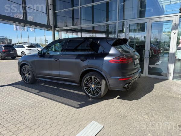 Black Porsche Cayenne 2016 in Riga, with an engine capacity of 4.20 L and mileage of 182 thousand km for 34900 €, photo 4 on AUTOMOTO.COM.LV