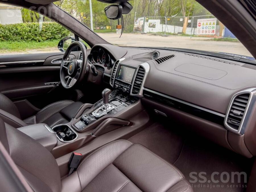 Black Porsche Cayenne 2016 in Riga, with an engine capacity of 3.00 L and mileage of 184 thousand km for 31000 €, photo 13 on AUTOMOTO.COM.LV