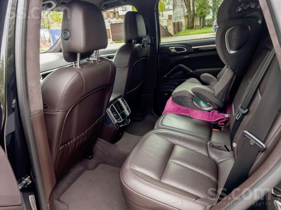 Black Porsche Cayenne 2016 in Riga, with an engine capacity of 3.00 L and mileage of 184 thousand km for 31000 €, photo 18 on AUTOMOTO.COM.LV