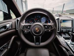 Melns Porsche Cayenne 2016 Marijampole, ar dzinēja tilpumu 3.00 L un nobraukumu 255 tūkst. km par 24450 €, foto 16 vietnē AUTOMOTO.COM.LV