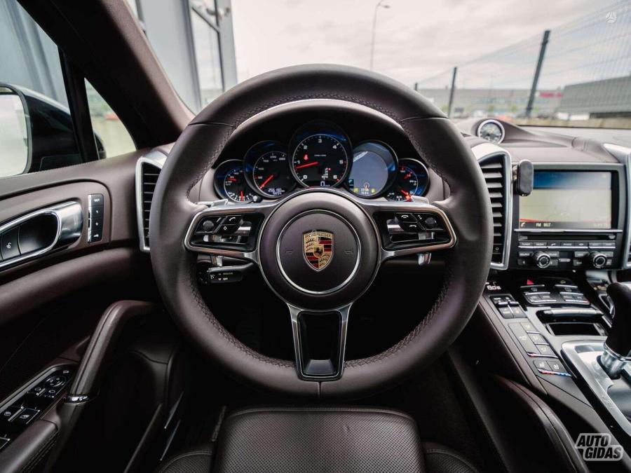 Melns Porsche Cayenne 2016 Marijampole, ar dzinēja tilpumu 3.00 L un nobraukumu 255 tūkst. km par 24450 €, foto 16 vietnē AUTOMOTO.COM.LV