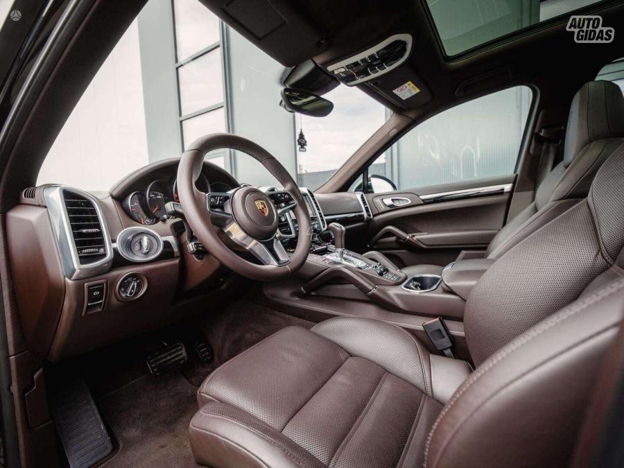 Melns Porsche Cayenne 2016 Marijampole, ar dzinēja tilpumu 3.00 L un nobraukumu 255 tūkst. km par 24450 €, foto 22 vietnē AUTOMOTO.COM.LV