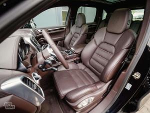 Melns Porsche Cayenne 2016 Marijampole, ar dzinēja tilpumu 3.00 L un nobraukumu 255 tūkst. km par 24450 €, foto 23 vietnē AUTOMOTO.COM.LV