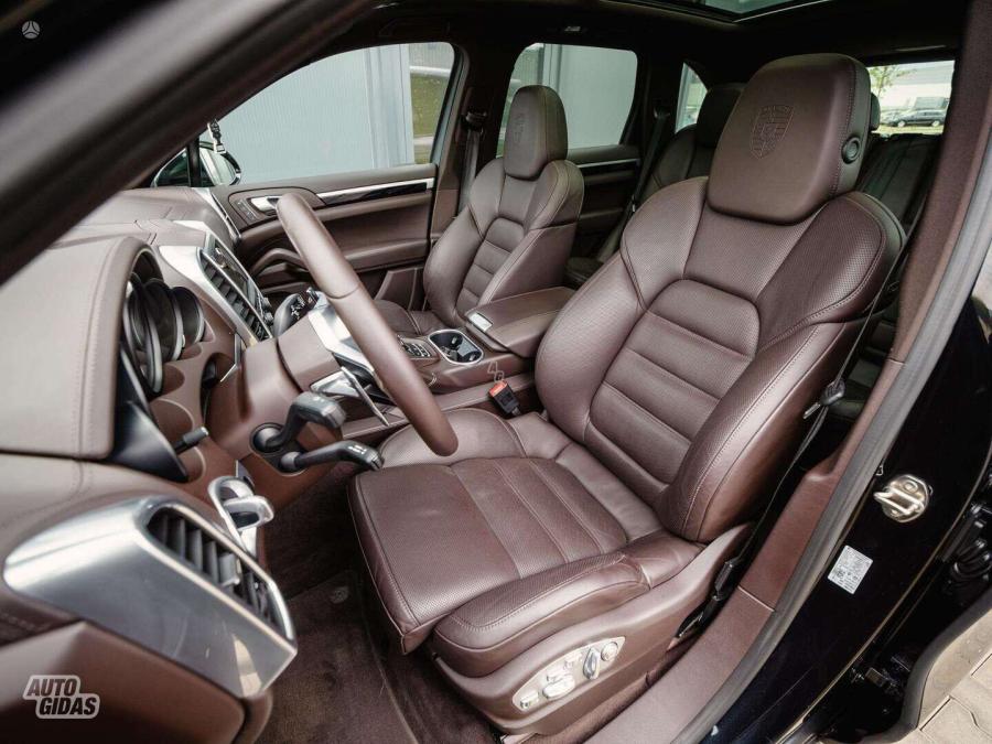 Melns Porsche Cayenne 2016 Marijampole, ar dzinēja tilpumu 3.00 L un nobraukumu 255 tūkst. km par 24450 €, foto 23 vietnē AUTOMOTO.COM.LV