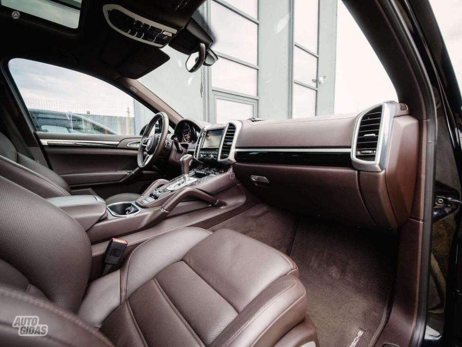 Melns Porsche Cayenne 2016 Marijampole, ar dzinēja tilpumu 3.00 L un nobraukumu 255 tūkst. km par 24450 €, foto 35 vietnē AUTOMOTO.COM.LV