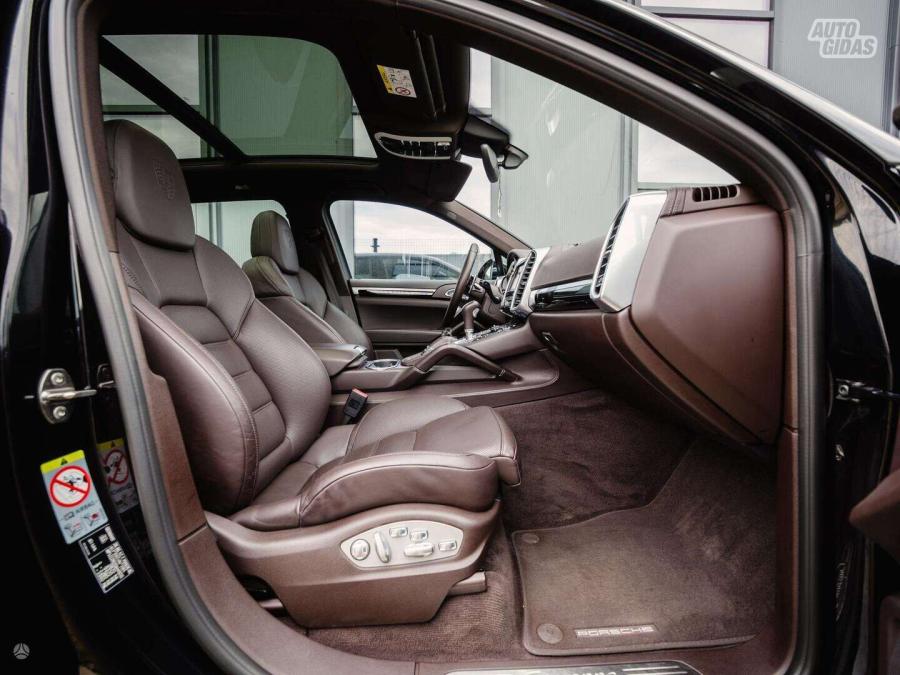 Melns Porsche Cayenne 2016 Marijampole, ar dzinēja tilpumu 3.00 L un nobraukumu 255 tūkst. km par 24450 €, foto 36 vietnē AUTOMOTO.COM.LV