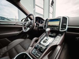 Melns Porsche Cayenne 2016 Marijampole, ar dzinēja tilpumu 3.00 L un nobraukumu 255 tūkst. km par 24450 €, foto 38 vietnē AUTOMOTO.COM.LV