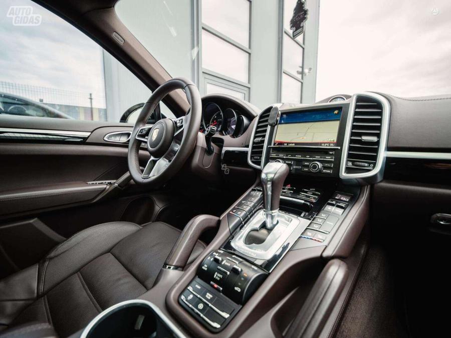 Melns Porsche Cayenne 2016 Marijampole, ar dzinēja tilpumu 3.00 L un nobraukumu 255 tūkst. km par 24450 €, foto 38 vietnē AUTOMOTO.COM.LV