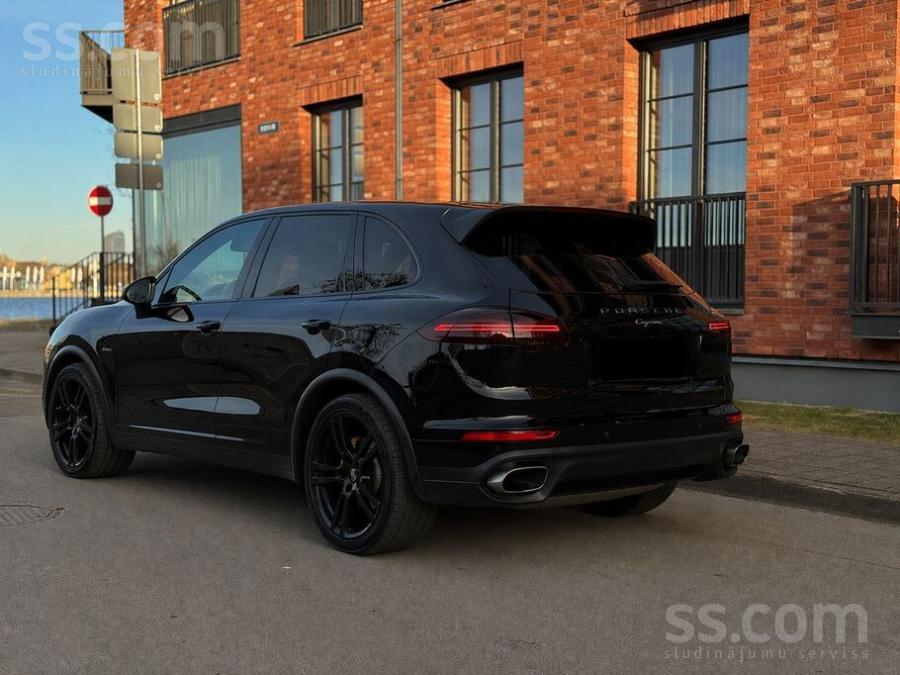 Black Porsche Cayenne 2016 in Riga, with an engine capacity of 3.00 L and mileage of 214 thousand km for 23500 €, photo 3 on AUTOMOTO.COM.LV