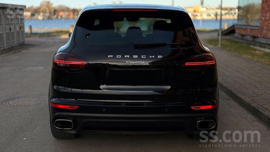 Black Porsche Cayenne 2016 in Riga, with an engine capacity of 3.00 L and mileage of 214 thousand km for 23500 €, photo 4 on AUTOMOTO.COM.LV