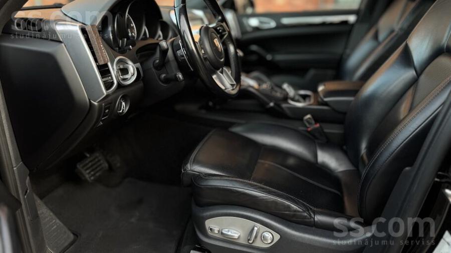 Black Porsche Cayenne 2016 in Riga, with an engine capacity of 3.00 L and mileage of 214 thousand km for 23500 €, photo 7 on AUTOMOTO.COM.LV