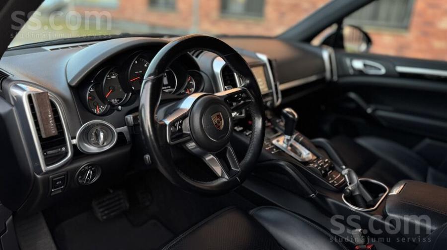 Black Porsche Cayenne 2016 in Riga, with an engine capacity of 3.00 L and mileage of 214 thousand km for 23500 €, photo 8 on AUTOMOTO.COM.LV