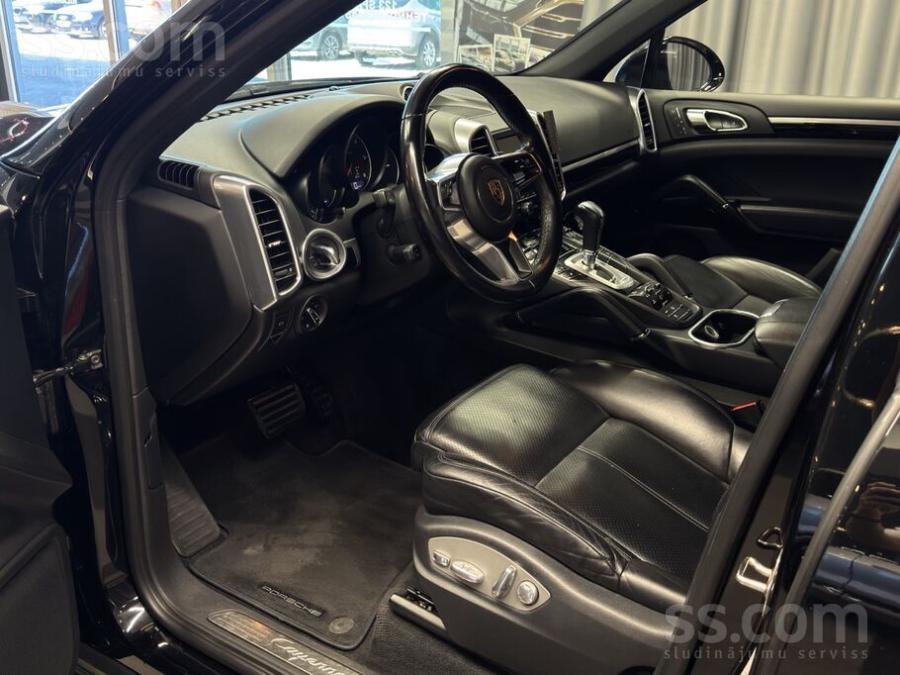 Melns Porsche Cayenne 2016 Rīga, ar dzinēja tilpumu 3.00 L un nobraukumu 216 tūkst. km par 25990 €, foto 10 vietnē AUTOMOTO.COM.LV