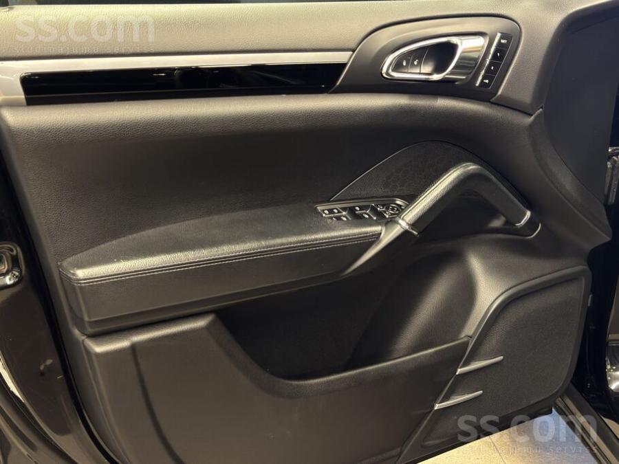 Melns Porsche Cayenne 2016 Rīga, ar dzinēja tilpumu 3.00 L un nobraukumu 216 tūkst. km par 25990 €, foto 12 vietnē AUTOMOTO.COM.LV