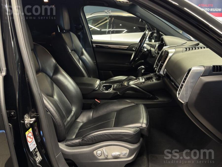 Melns Porsche Cayenne 2016 Rīga, ar dzinēja tilpumu 3.00 L un nobraukumu 216 tūkst. km par 25990 €, foto 14 vietnē AUTOMOTO.COM.LV