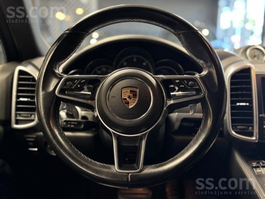 Melns Porsche Cayenne 2016 Rīga, ar dzinēja tilpumu 3.00 L un nobraukumu 216 tūkst. km par 25990 €, foto 16 vietnē AUTOMOTO.COM.LV