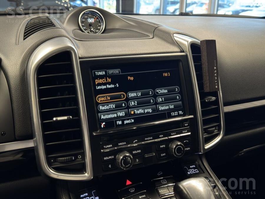 Melns Porsche Cayenne 2016 Rīga, ar dzinēja tilpumu 3.00 L un nobraukumu 216 tūkst. km par 25990 €, foto 18 vietnē AUTOMOTO.COM.LV